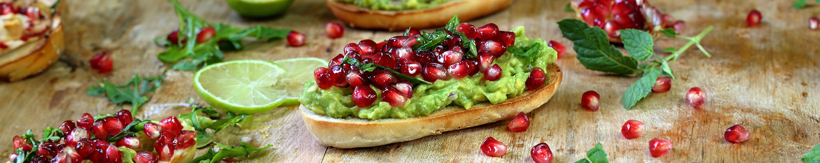 Toast cu avocado și rodie. Vezi reteta - Freshful.ro - Freshful.ro